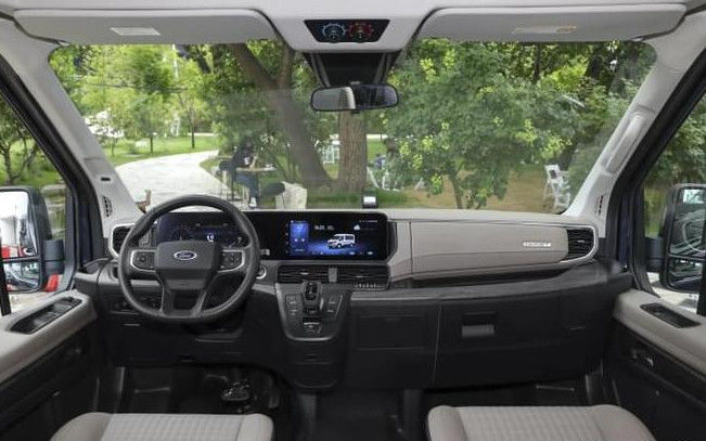 White Ford Transit Minibus 15 Seater Jiangling 10 Seater Minibus